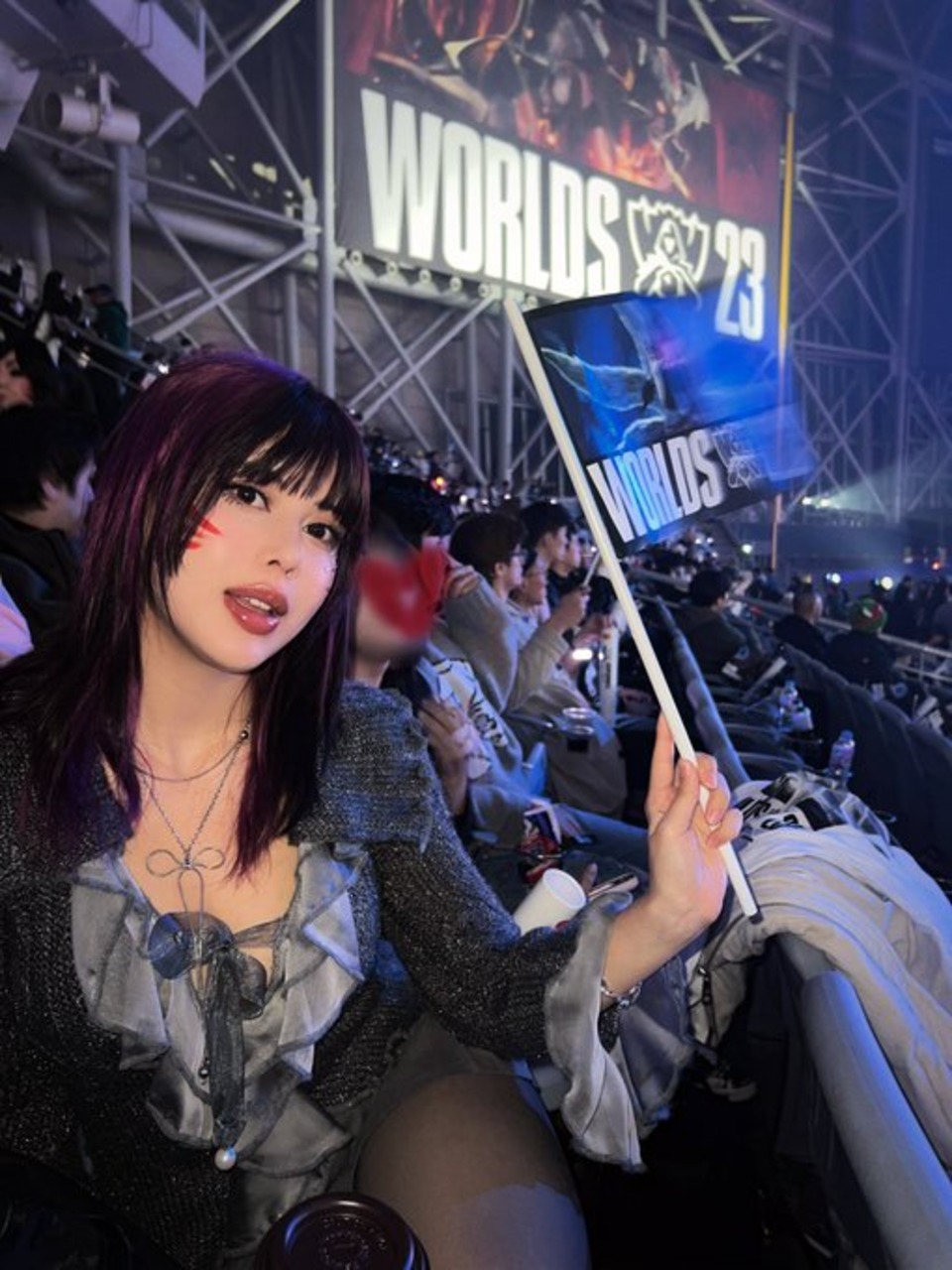 Waaaah I’m so happy I got to watch worlds live 😭 | 4Gamers